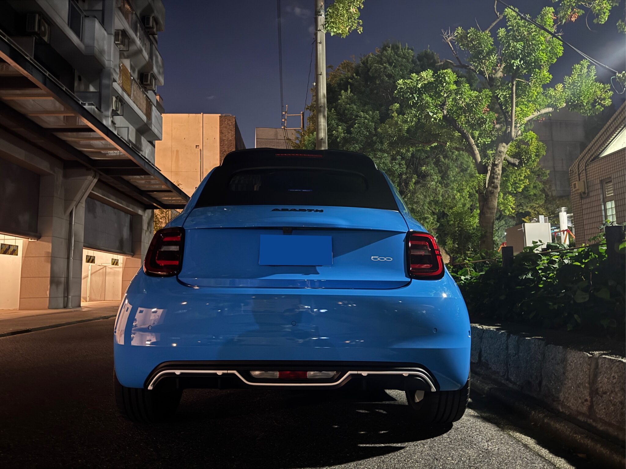ABARTH 500e Scorpionissima Poison Blue - UNLIMITED PARTS SALESブログ
